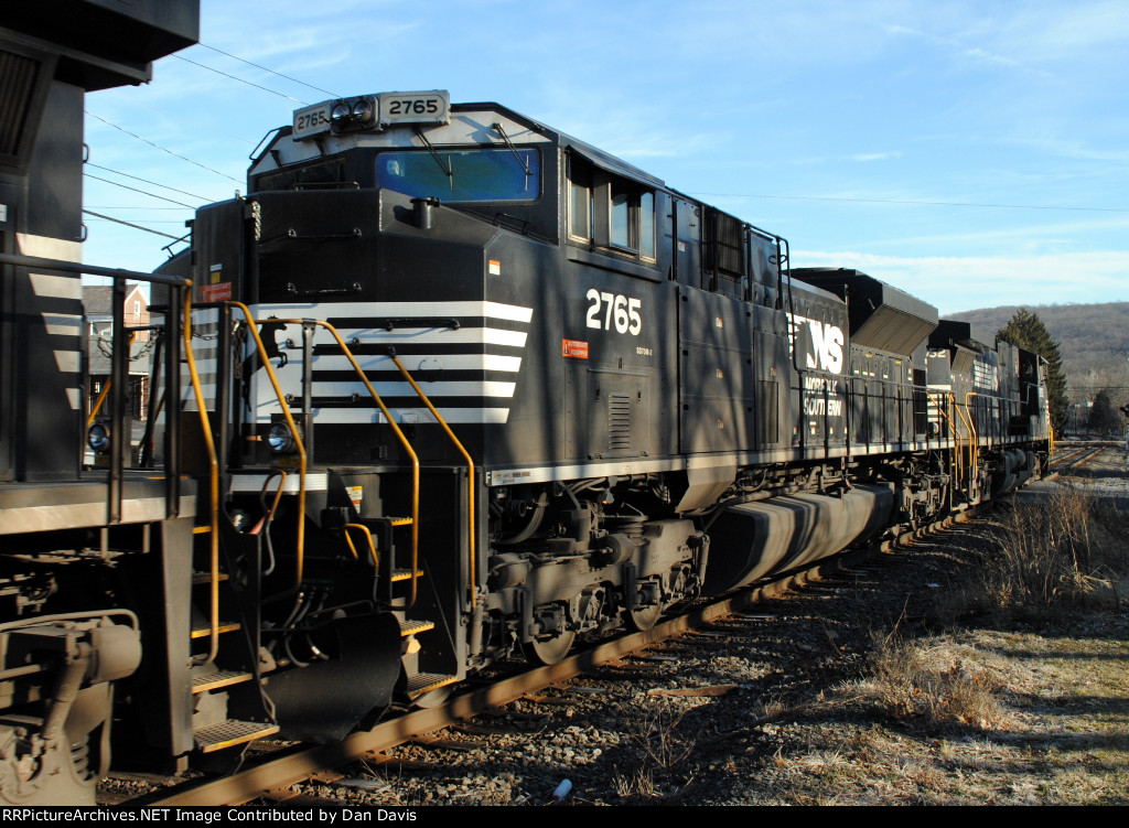 NS SD70M-2 2765 trails on 212